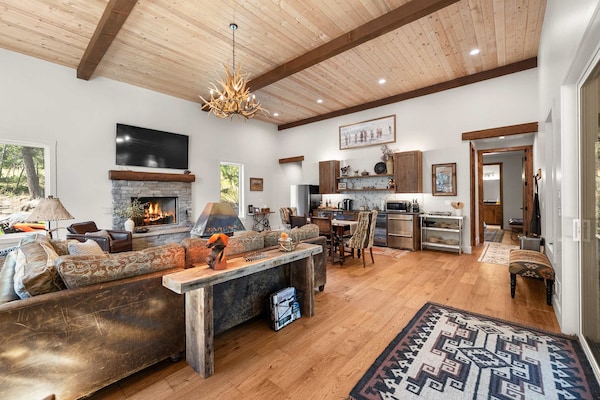 Whitetail Lodge - Rustic Retreat - Eureka