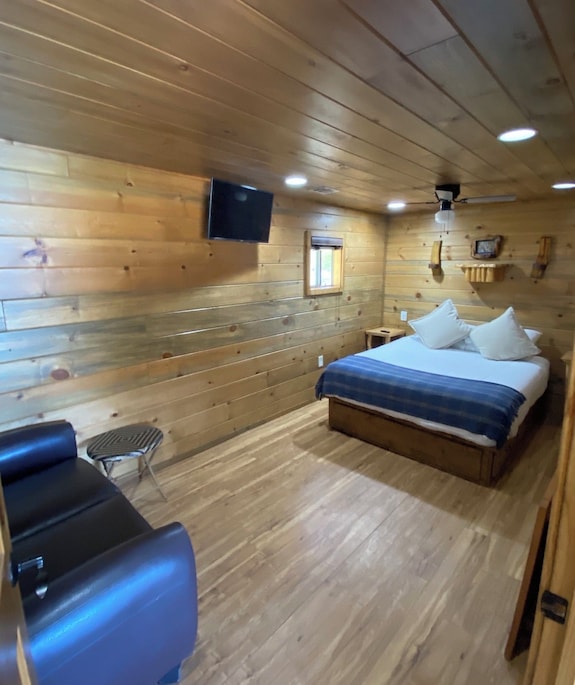 Lakefront 2-bedroom Cabin, In Beautiful Shaver Lake - China Peak Mountain Resort, CA