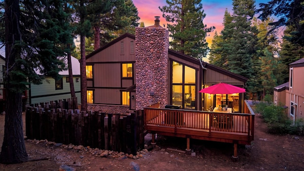 Gold Bear By Avantstay Hot Tub + Big-screen Movie Room + Grill Deck Near Lifts + Village - Lake Tahoe
