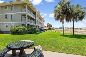 Apartamento em Condomínio Fechado, 1 cama king-size e sofá-cama (Sunset Harbor Palms 2-102) | Refeições ao ar livre
