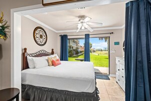 Apartamento em Condomínio Fechado, 1 cama king-size e sofá-cama (Sunset Harbor Palms 2-102)