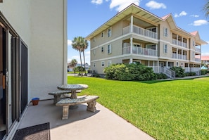 Condo, 1 cama King e sofá-cama (Sunset Harbor Palms 2-102) | Opções para refeição ao ar livre
