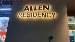 Placa para 'ALLEN RESIDENCY' com design moderno e letras iluminadas.