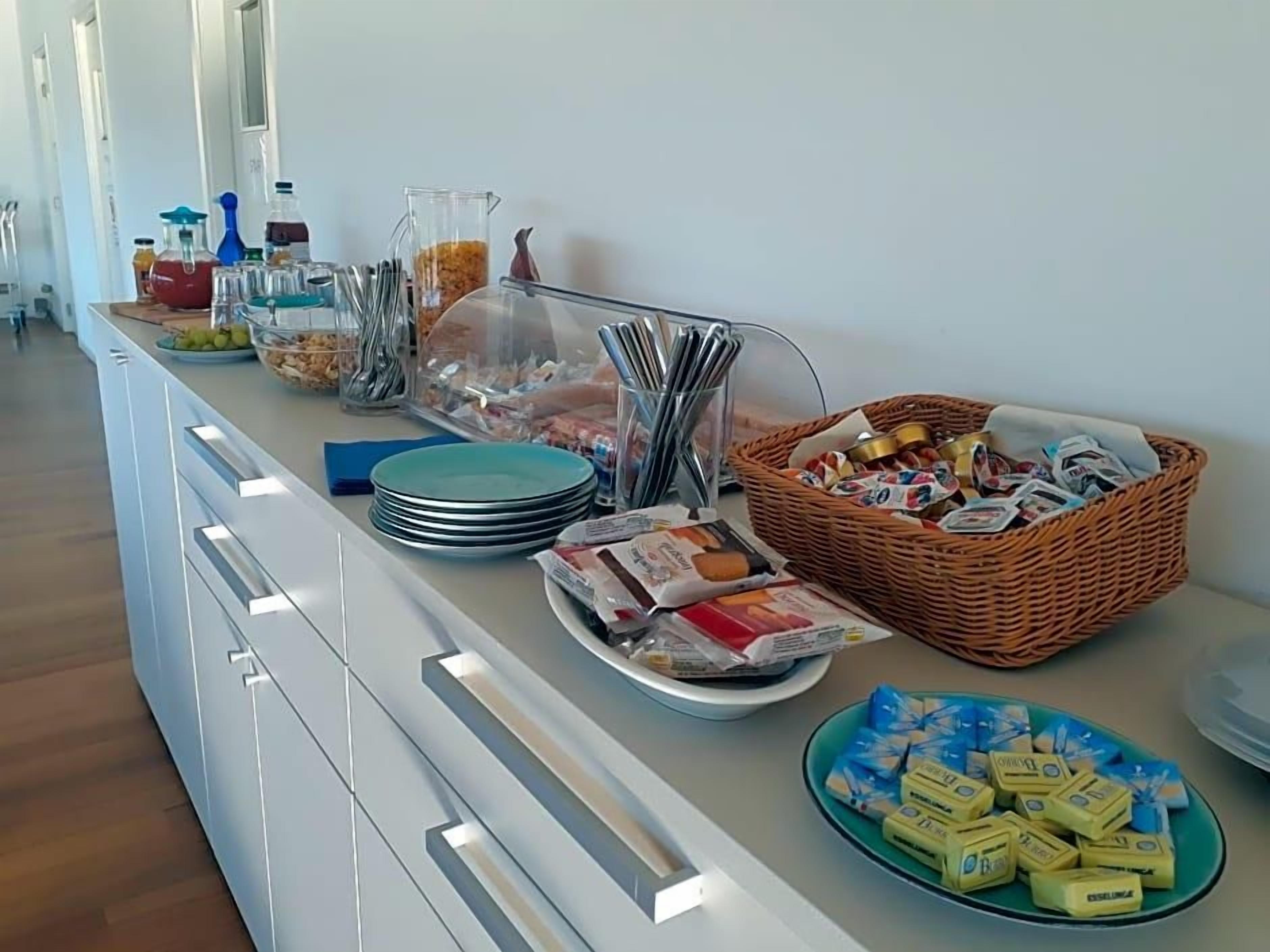 Disposição de buffet com diversos alimentos e utensílios.