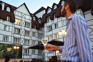 Um hotel com estilo arquitetônico tradicional, com várias janelas e varandas.