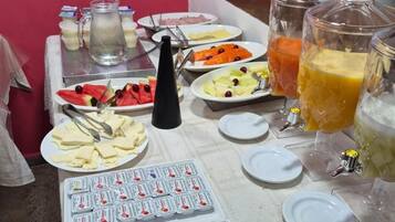 Mesa de buffet com diversos alimentos e acompanhamentos.