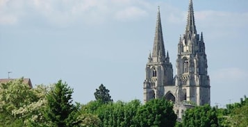 Uma catedral histórica com duas torres e detalhes arquitetônicos elaborados.