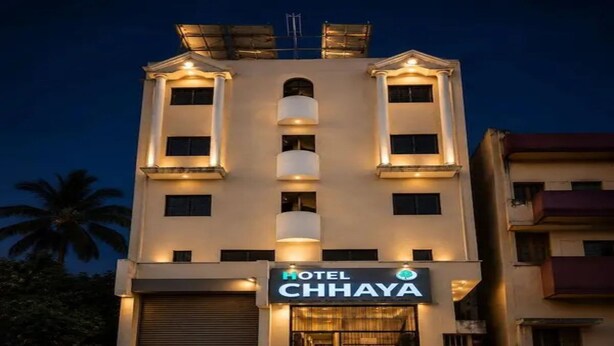 Um hotel com uma placa de identificação indicando 'HOTEL CHHAYA' na entrada.