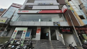 Um edifício com vários andares que inclui academia, café e um hotel chamado 'Hero'.