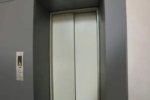 Um elevador com um visor digital exibindo a letra 'b'.