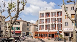 Hotel com varanda, área de estar externa e bicicletas estacionadas.