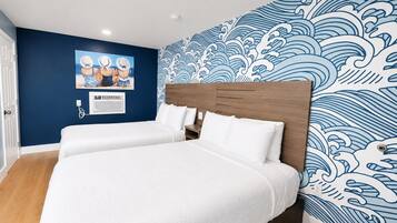 Quarto de hotel com uma cama grande, ar condicionado fixado na parede e um painel decorativo com padrão de ondas.