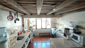 Dormitório compartilhado clássico, sacada, vista para a montanha | Cozinha privada