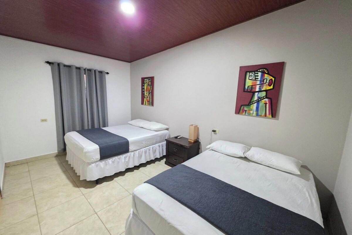 Quarto casal standard, 2 camas de casal, ar-condicionado, vista para o pátio | Wi-Fi de cortesia