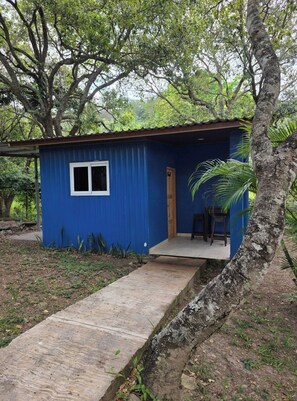 Quarto casal standard, 2 camas de casal, ar-condicionado, vista para o pátio | Fachada