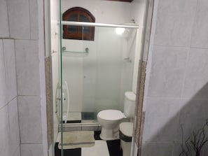 Um polibã, toalhas fornecidas, sabão, papel higiénico 