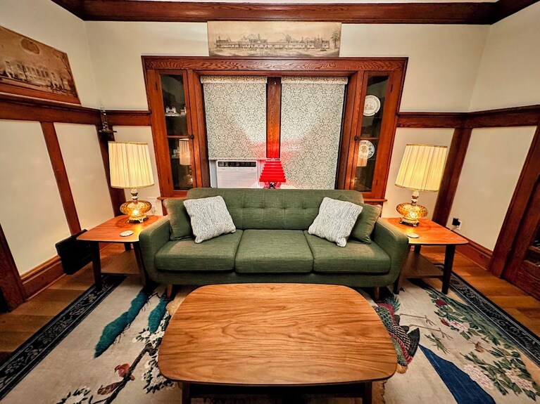 Wonderful 2-bedroom Apartment In The Handsome Craftsman In Highland Square - Portage Lakes, OH