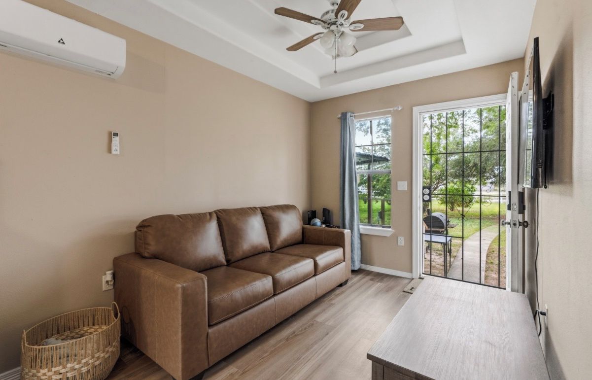 Cozy 2-bedroom Cabinwith All The Amenities And Farm Life Experience - Mission, TX