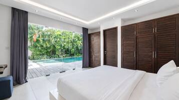 Quarto moderno com uma cama grande, armários de madeira e vista para uma piscina.