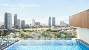 Paisagem urbana com arranha-céus e um rio.