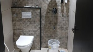 Quarto Superior | Casa de banho | Um polibã, toalhas fornecidas, champô, papel higiénico 