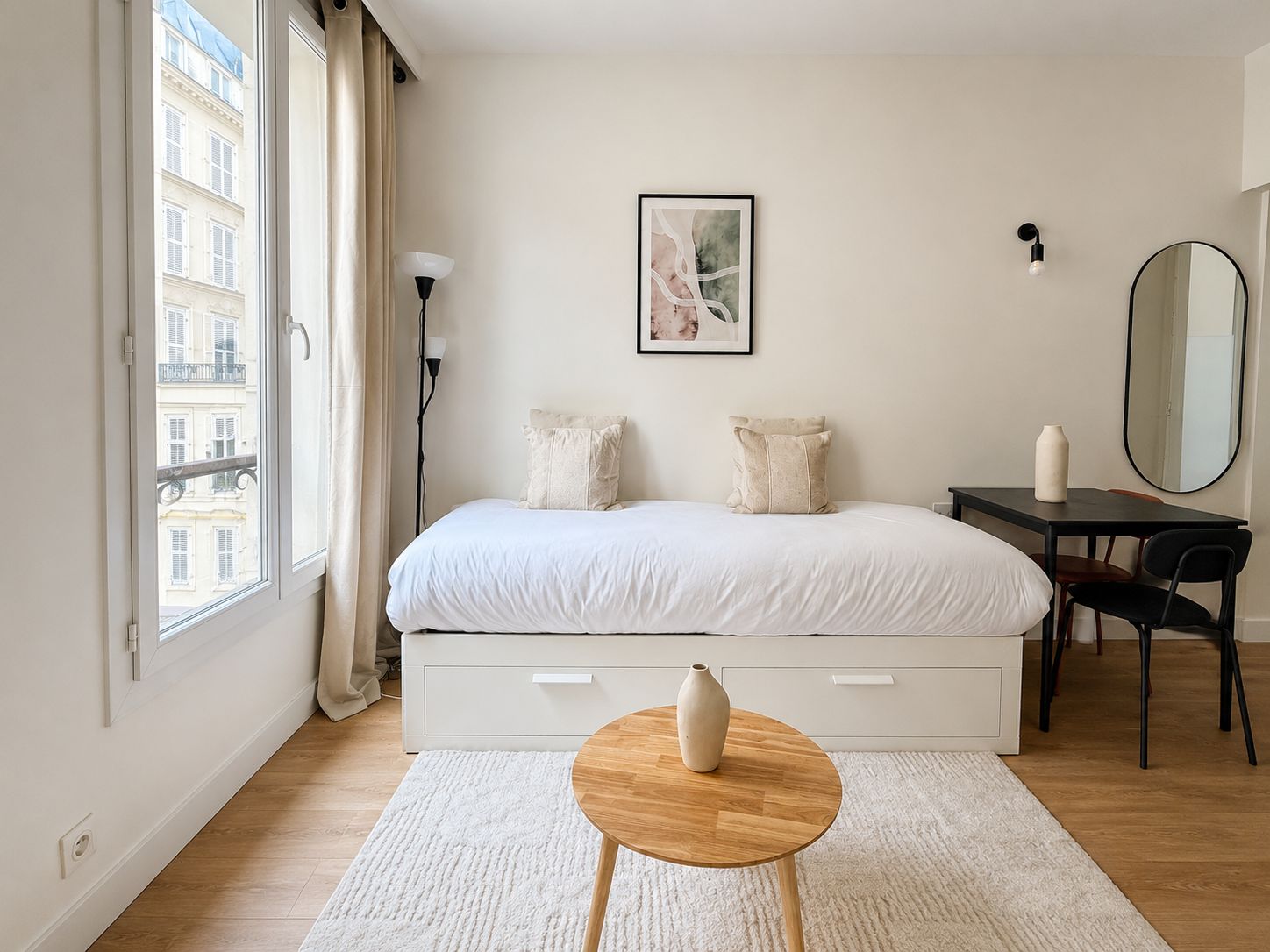 Quarto com cama, mesa de cabeceira, cadeira e janela com cortinas.