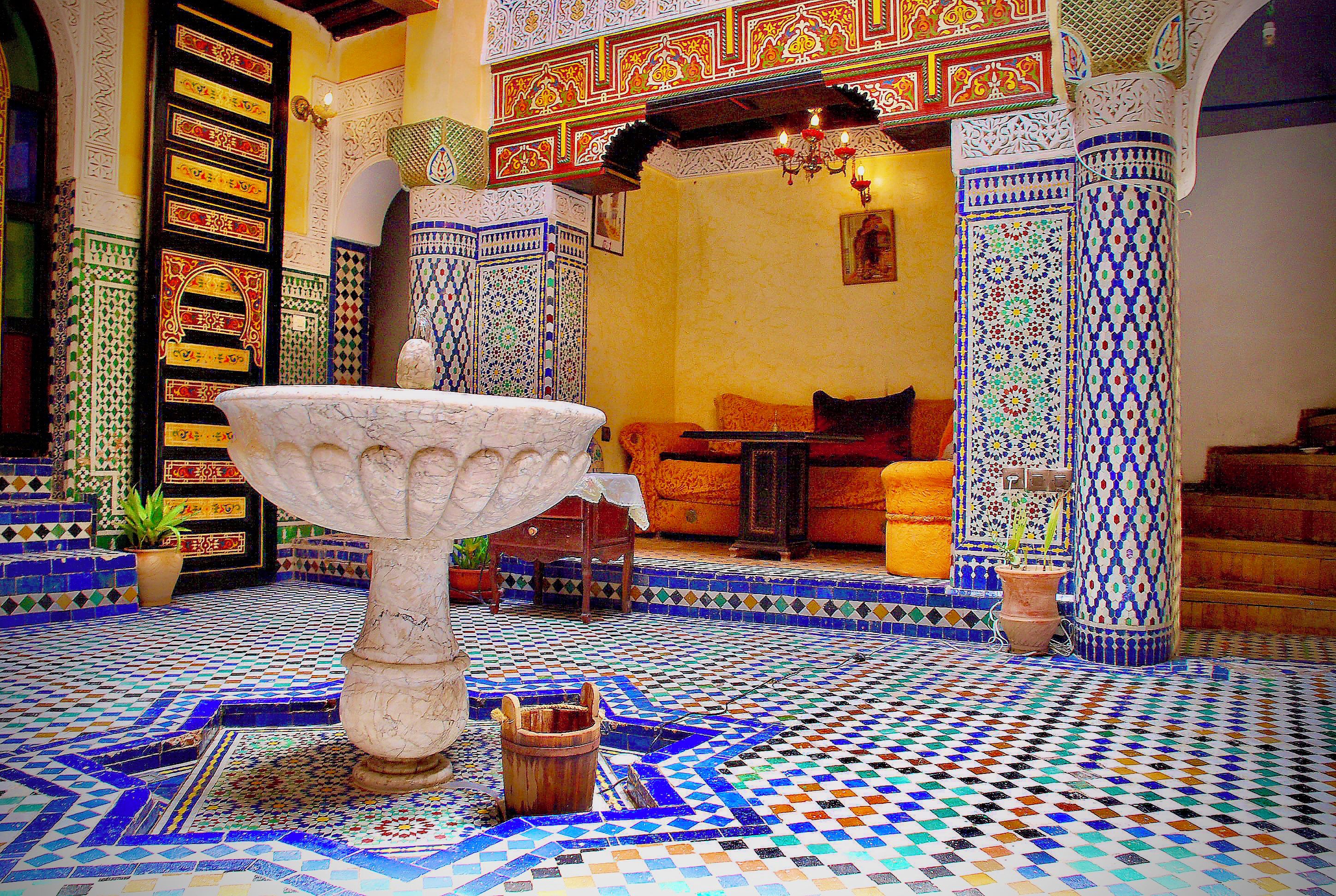 Quarto com uma fonte, piso estampado e decoração tradicional.