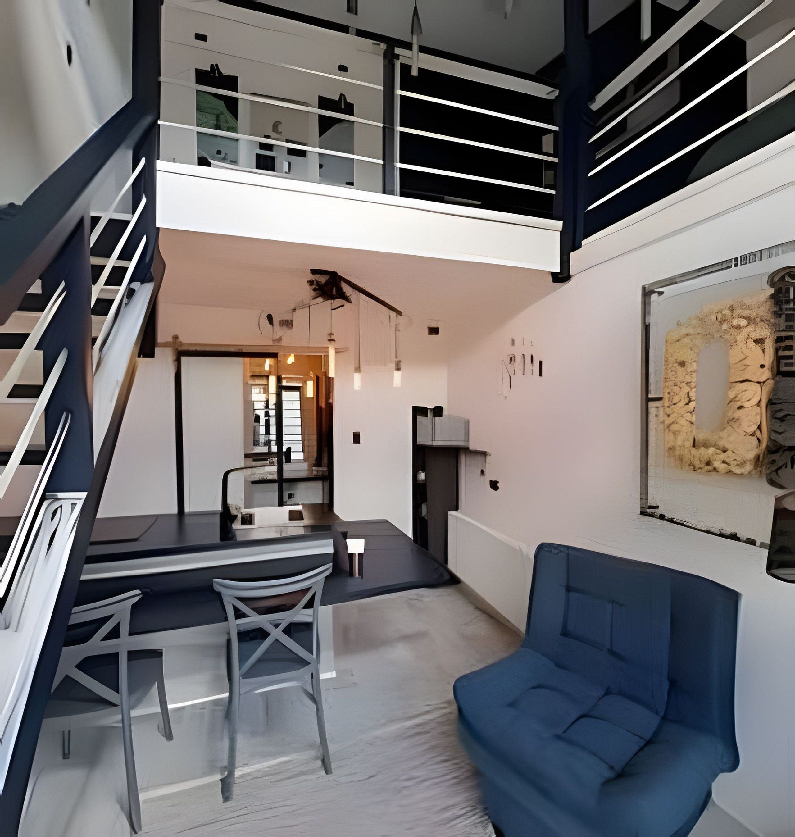 Um interior moderno com uma sala de jantar, um sofá e uma escada.