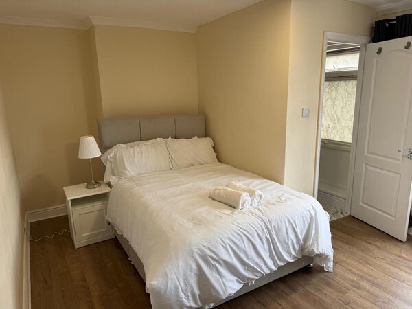 Spacious 6 Bedroom Home For Families&contractors - Dagenham
