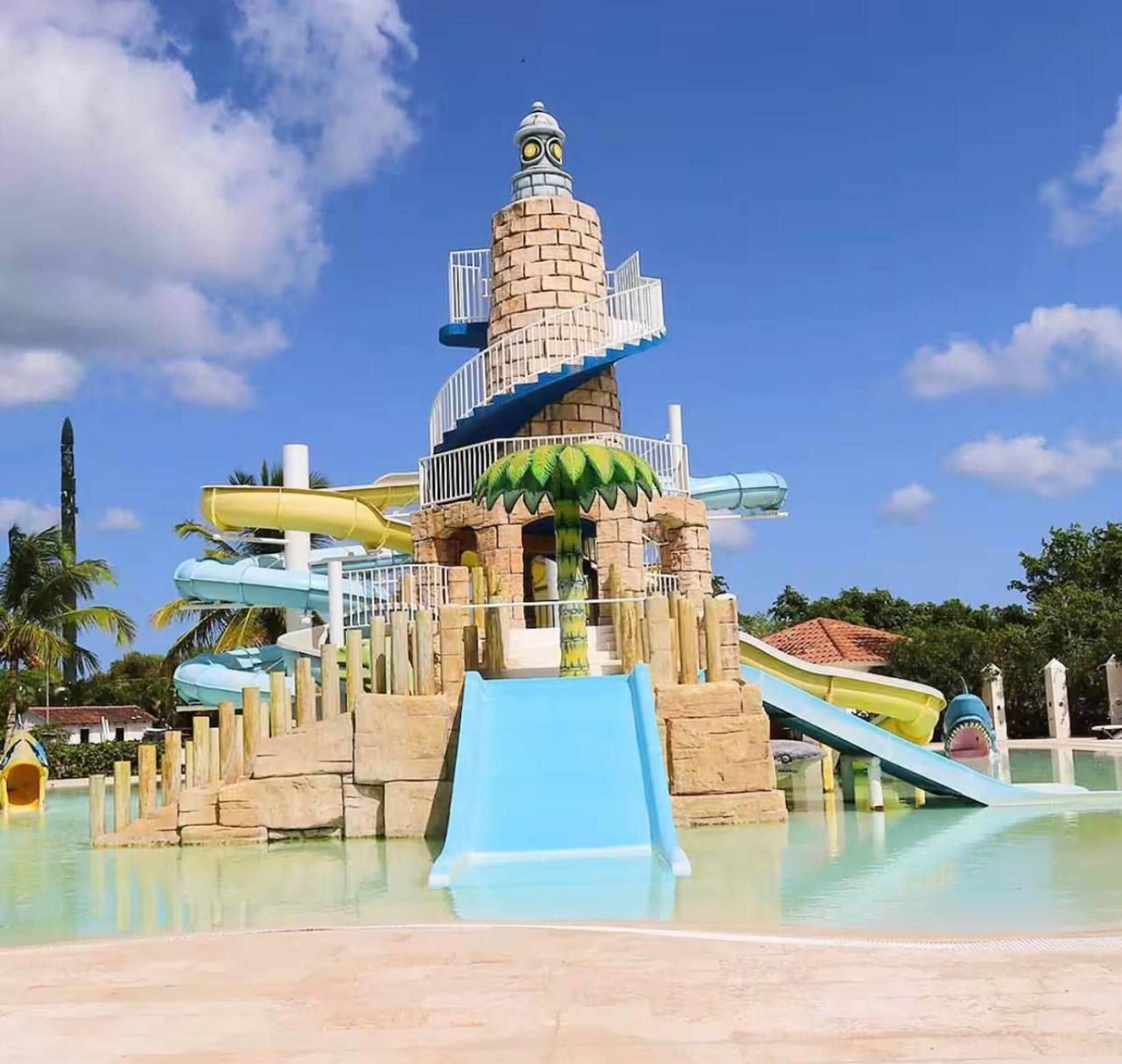 Parque aquático com uma torre central, toboáguas e piscina.