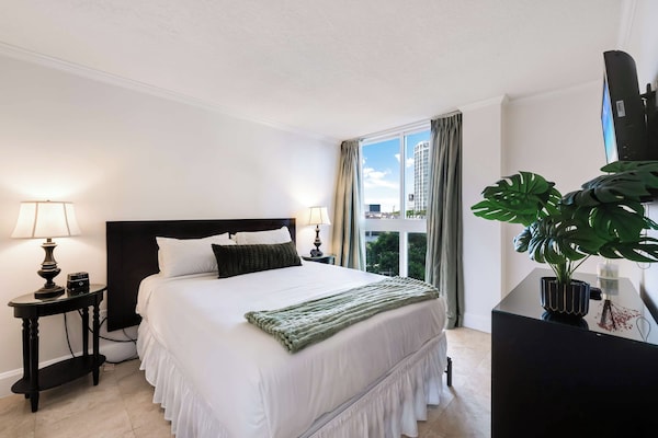 Grove Cove - Pool, Parking, Central Coconut Grove - Miami, FL
