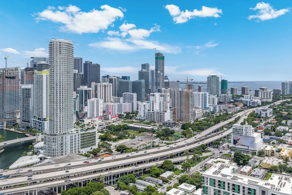 Brickell Skyline- Pool, Gym, And Central Location - Miami