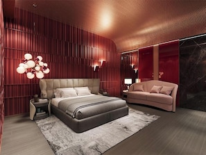 Quarto moderno com uma cama grande, um sofá e um design de parede exclusivo.