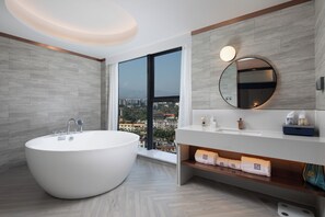 Suite Executiva | Casa de banho | Um polibã, um secador de cabelo, chinelos, toalhas fornecidas 