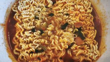 Uma tigela de ramen com macarrão, caldo e vegetais.