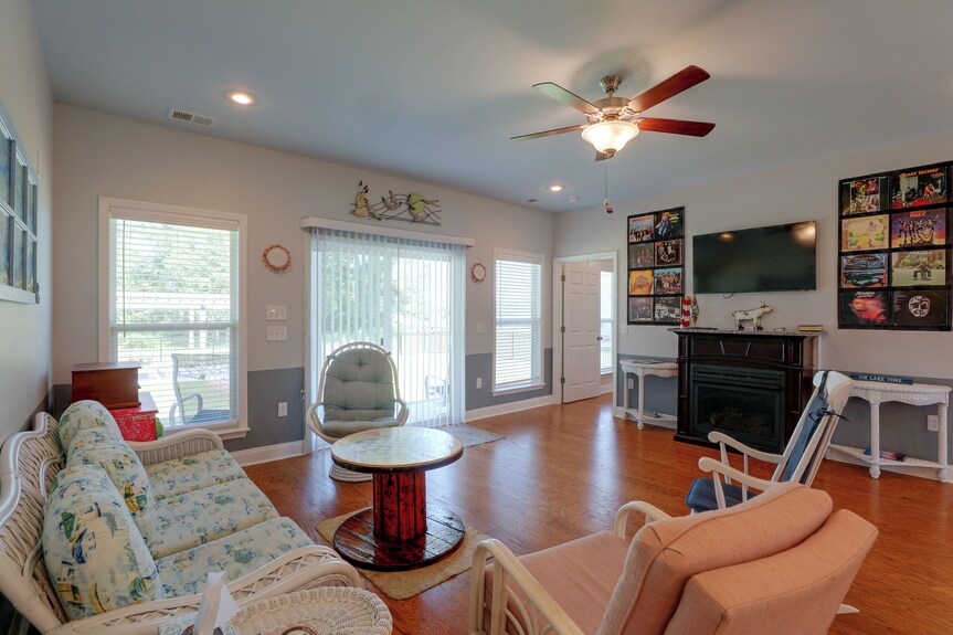 Lake Marion Oasis! Private Dock, Patio, Large Yard - Lake Marion, SC