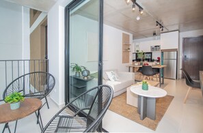 Um apartamento moderno com sala de estar, cozinha e espaço para refeições.