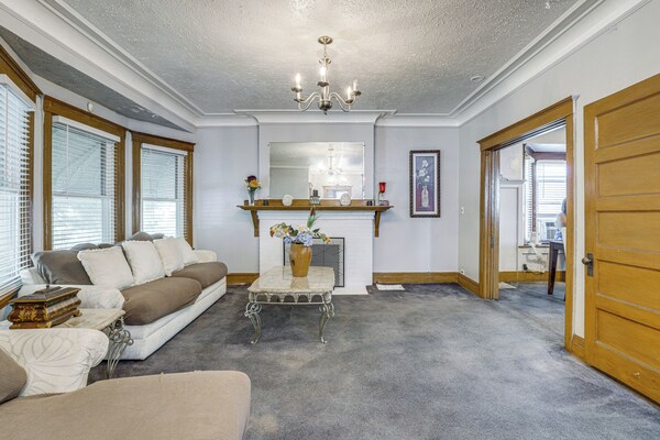 3 Mi To Belle Isle: Spacious Home W/ Yard - Warren, MI