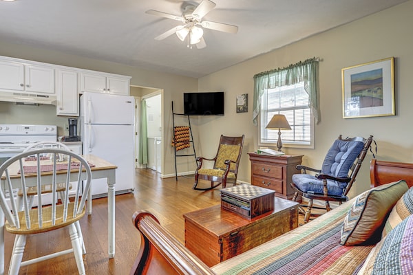 Porch & Fire Pit Access! Quiet Broadway Cottage - Broadway, VA