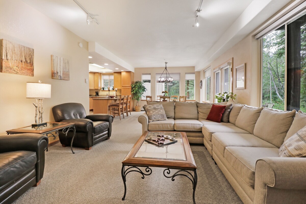 Condo, 4 quartos | Área de estar