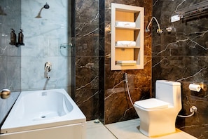 Quarto Duplo ou Twin Deluxe, varanda, vista para a montanha | Casa de banho