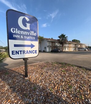 Placa indicando Glennville Inn & Suites com seta apontando para a entrada.