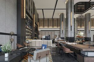 Um interior moderno com área de bar, assentos e uma janela grande.