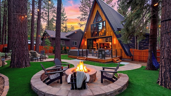 The Blackwood A-frame By Avantstay Hot Tub & Pond Arcade Room Ev Charger Near Slopes & Lake - Big Bear Lake, CA