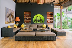 Uma sala de estar moderna com um sofá, um quadro e estantes decorativas.