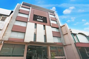 Um edifício moderno com uma placa que diz 'Collection Company-Serviced'.