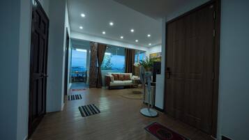 Uma sala de estar moderna com um sofá, uma mesa de centro e uma janela grande.