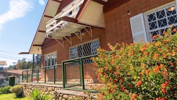 Um edifício de dois andares com telhado inclinado e fachada de tijolos.
