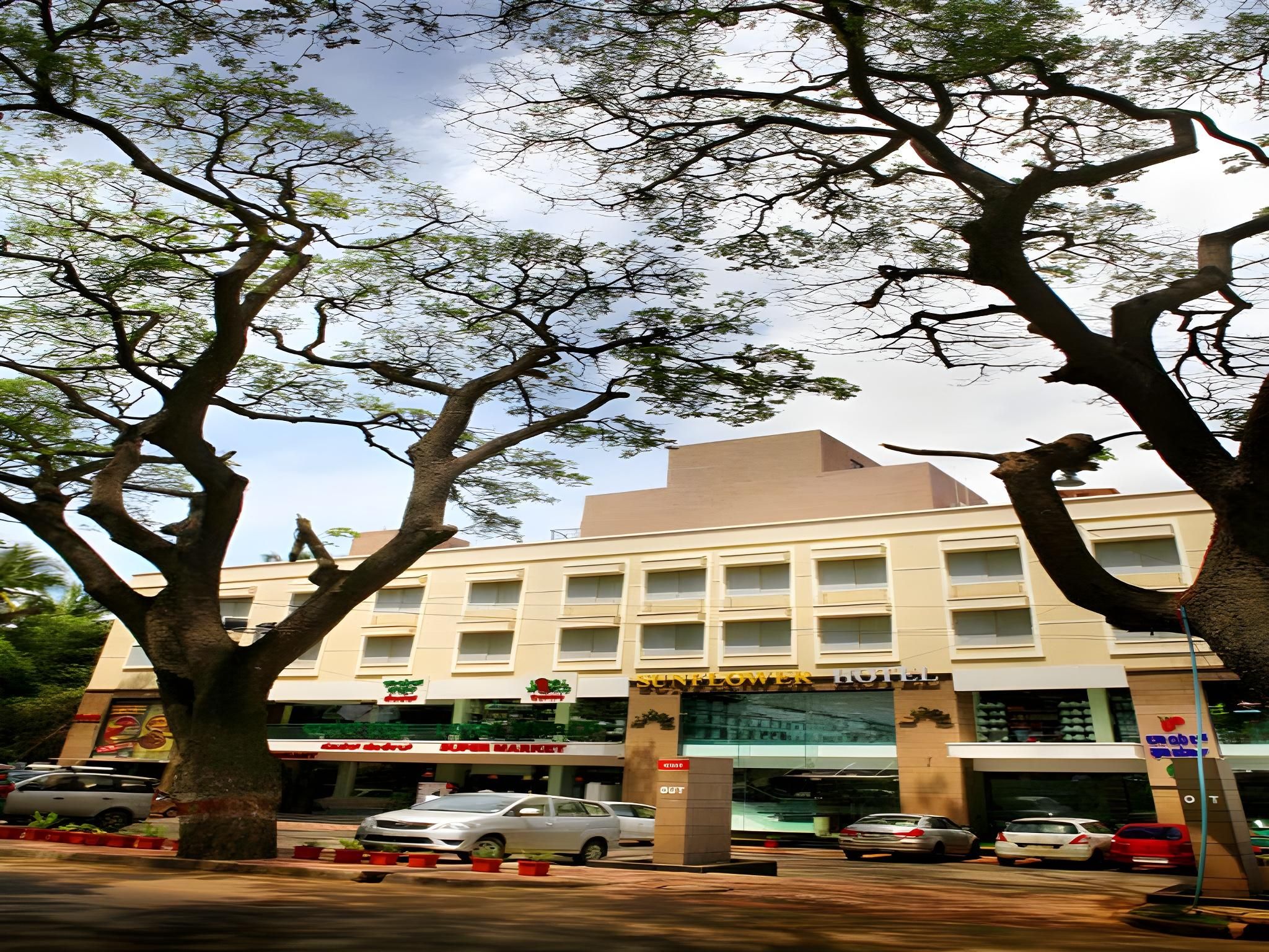 Um hotel com fachada plana, diversas janelas e uma placa.
