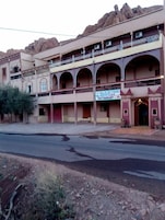 Um edifício com várias arcos e um letreiro para 'La Vallée des Figuires Restaurant'.
